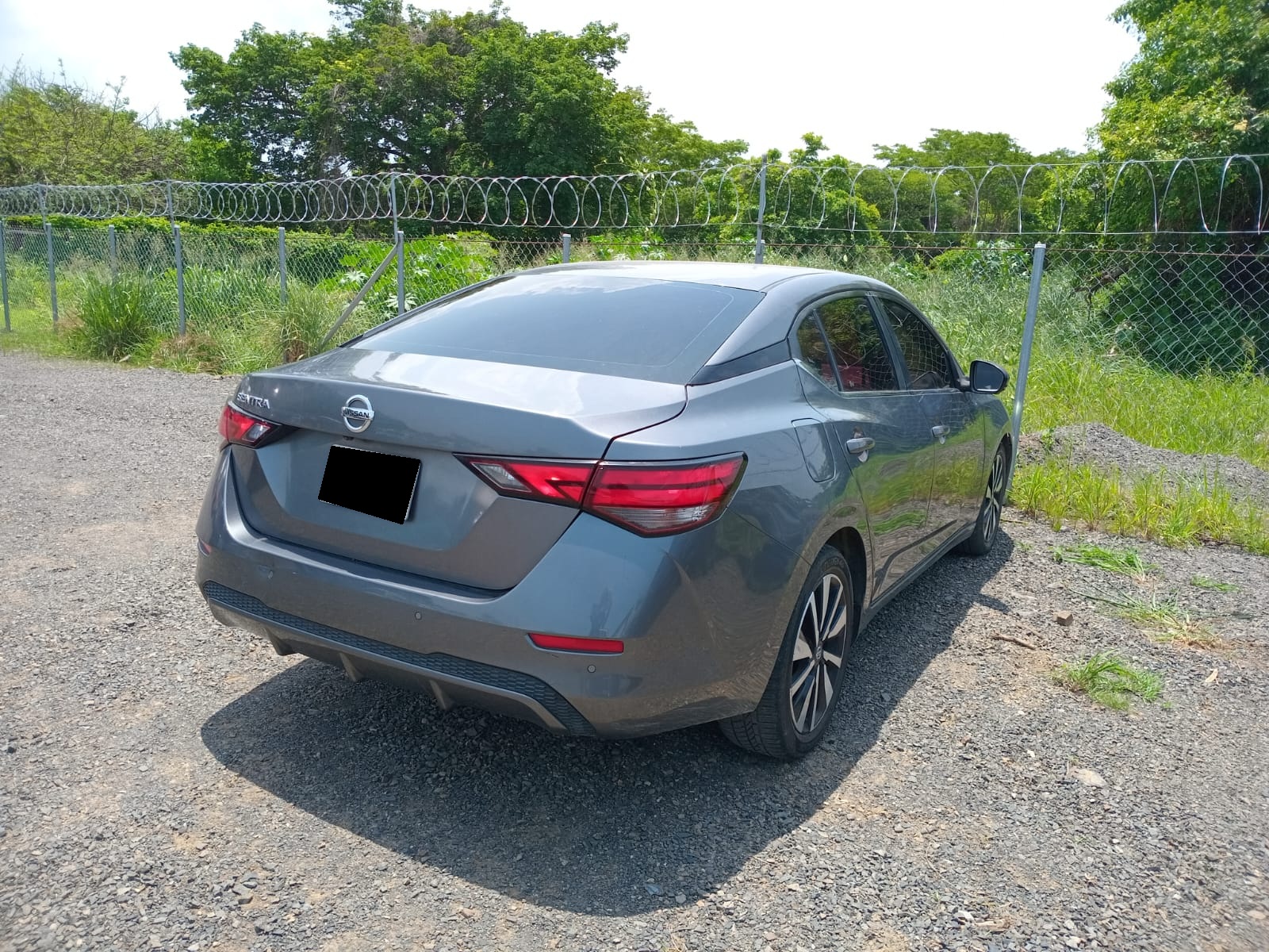 NISSAN SENTRA 2023 – GRIS – AUTOMATICO AGENCIA. – CREDIQ USADOS